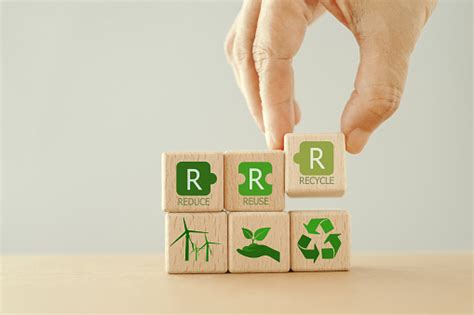 손으로 배열 된 나무 큐브 블록 감소 재사용 및 재활용 텍스트와 녹색 아이콘은 세계 환경 생태 폐기물 관리 및 지속 가능하고 경제적 인 라이프 스타일을 저장합니다 감소에