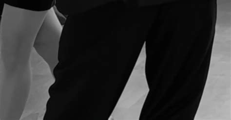 격식 있는 격식있는 옷차림 공연 관능적인 균형 남자 낭만적인 다리 댄서 댄스 댄스 플로어 동정 라틴댄스 리듬 매우 복잡한 모델 바닥 발 블랙