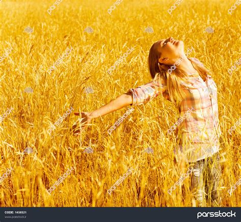 عکس نوجوان شاد و سرگرم کننده در حومه شهر دختر شاد ناز ایستاده در مزرعه