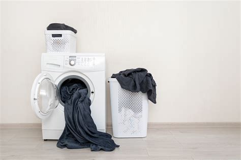 흰색 세탁기 밝은 아파트 내부 벽에 대 한 서 검은 리넨과 텍스트에 대 한 공간을 복사 하는 세탁 바구니 근처 빛 인테리어 시트 침구에 대한 스톡 사진 및 기타 이미지