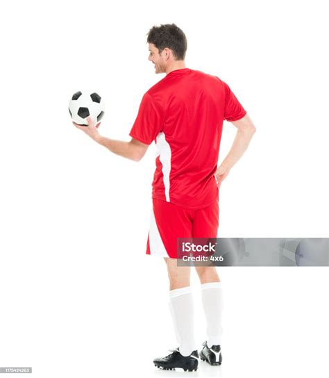 축구 유니폼을 입고 축구공을 들고 흰색 배경 앞에 서있는 전체 길이 한 사람 1 인 사이드 뷰 프로필보기 3039 세 잘 생긴 남성 중반 성인 남성 중반 성인 축구 선수