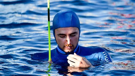 Fransman Arnaud Jerald Verbreekt Wereldrecord Freediving Met Diepte Van
