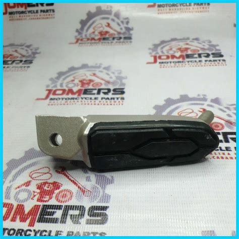 Rouser 200rs Foot Rest Step Assy Main Rh Driver Genuine Dt113029