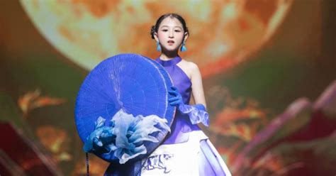 Bất ngờ với profile của mẫu nhí trình diễn mở màn Cosmo The Show