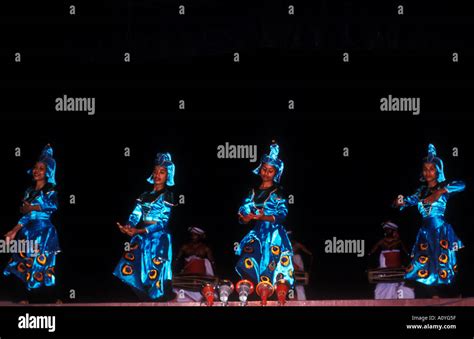 Sri Lankan Dancing Girls Performs A Traditional Dance Routine Stock Photo Alamy