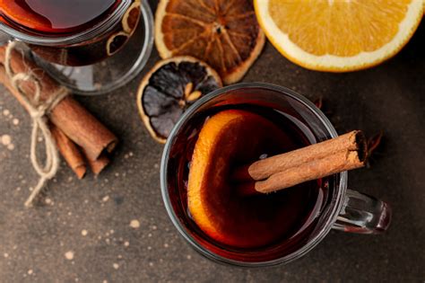 어두운 배경에 클로즈업된 유리 컵에 계피와 오렌지를 곁들인 뜨거운 Mulled 와인 위에서 본 모습 크리스마스 새해 가지 식물 부위에 대한 스톡 사진 및 기타 이미지