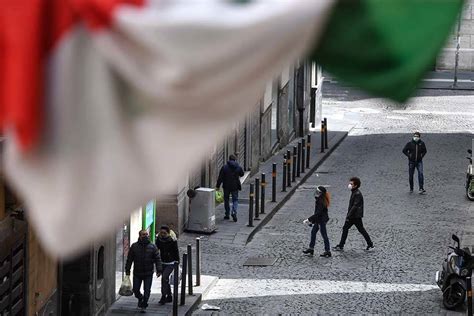 Casal Quebra Quarentena Para Fazer Sexo Em Carro Na It Lia Metr Poles