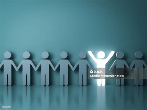 밖으로 서 군중 및 다른 창조적인 아이디어 개념 한 빛나는 빛 사람이 팔 벌리고 어두운 녹색 배경 반사와 그림자 3d 렌더링에 다른 사람들와 서 3차원 형태에 대한 스톡