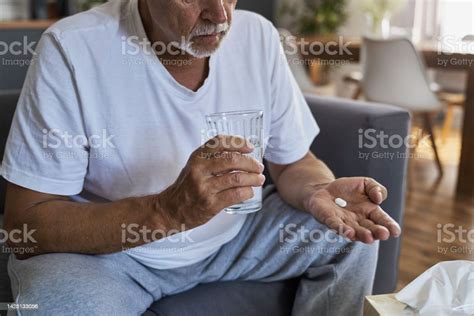 고위 백인 남성이 알약을 복용하고 물 한 잔을 들고 있습니다 노인에 대한 스톡 사진 및 기타 이미지 노인 사람들 약을 복용하다 Istock