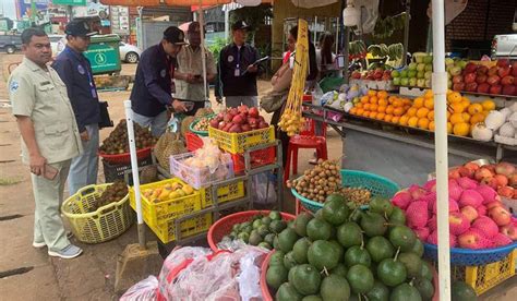 មន្ត្រី ជំនាញ ចុះ អប់រំ ណែនាំ អាជីវករ នៅ ផ្សារ រឿង បញ្ជាក់ ប្រភព ពិត នៃ ទំនិញ ជូន អតិថិជន Koh