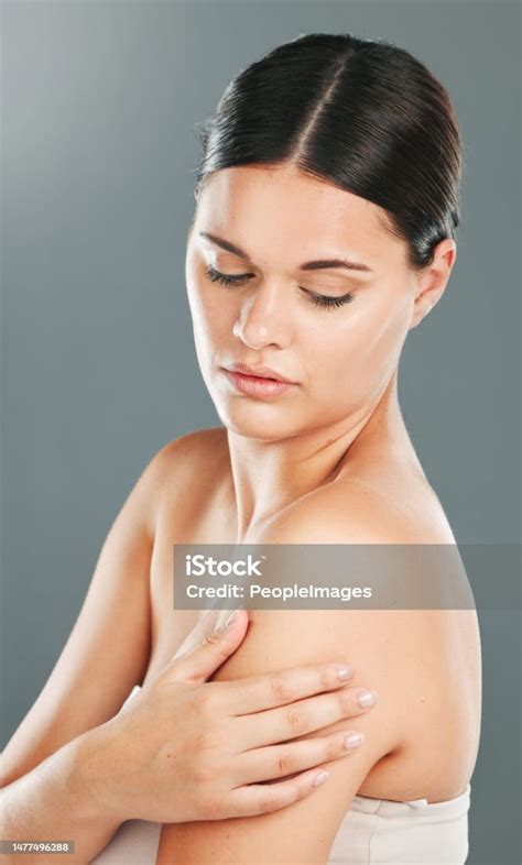 스킨케어 여성 화장품 피부과 자연의 아름다움 또는 회색 스튜디오 배경에 자신감 있는 소녀 여성 여성 또는 바디 케어를 위한 트리트먼트 건강하거나 부드러운 피부를 위한 럭셔리