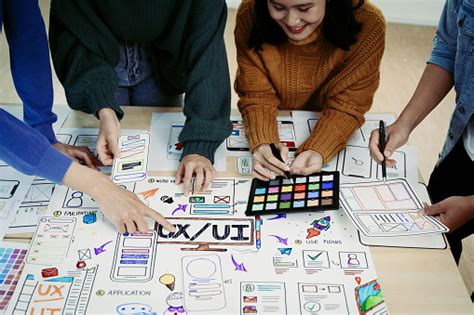크리에이티브 웹 팀 휴대폰용 그래픽 디자이너 계획 휴대폰 애플리케이션용 드로잉 웹 사이트 ux ui 앱 및 개발 템플릿 레이아웃
