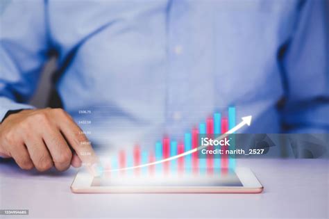사업가는 투자 및 금융의 그래프 와 차트 주식과 이익의 성장 디지털 마케팅 금융 및 목표의 계획 비즈니스 및 통신 개념과 태블릿