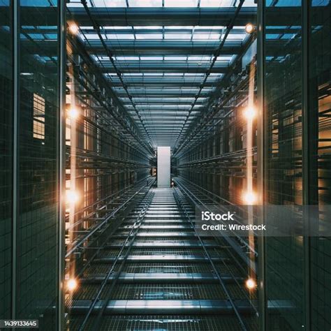 조명이 켜진 데이터 센터 스토리지 및 네트워크 서버실의 수직 샷 데이터 센터에 대한 스톡 사진 및 기타 이미지 데이터 센터 네트워크 서버 테크놀로지 Istock