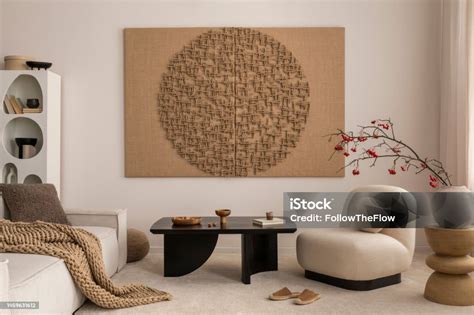 재팬디 거실 인테리어에는 모의 포스터 프레임 현대적인 블랙 커피 테이블 둥근 모양의 안락의자 베이지색 소파 로완이 있는 꽃병