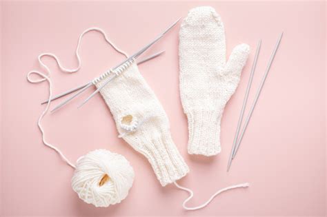 파스텔 핑크 배경의 뜨개질 진행에 흰색 양모 뜨개질 바늘 과 장갑의 Clew 여성 취미 위쪽 보기 0명에 대한 스톡 사진 및 기타 이미지 Istock