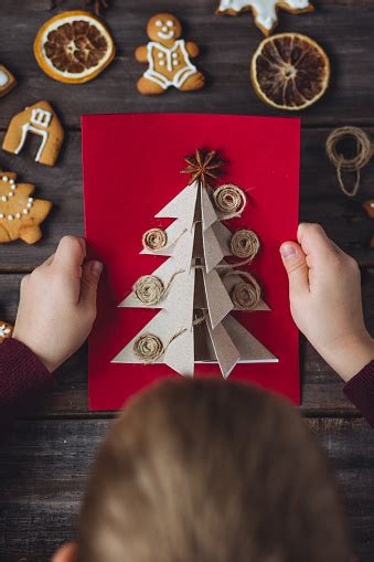 나무 배경에 아니스 별과 재활용 종이에서 귀여운 수제 종이 접기 엽서 수제 진저 브레드 쿠키 휴일 공예 가족 전통 양질의 시간 간단하고 쉬운 장식을 직접 할 수 있습니다 0