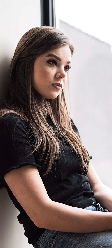 Hailee Steinfeld American Actress Singer 2K Wallpaper Download