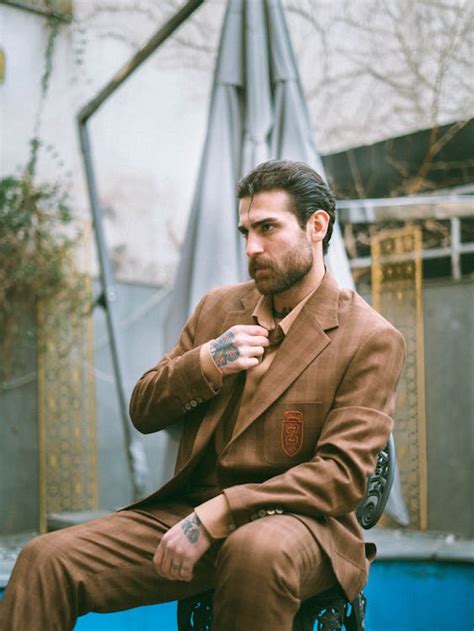 갈색 정장을 입고 야외에서 포즈를 취하고 있는 문신이 있는 세련된 남자 · 무료 스톡 사진