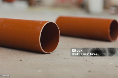 바닥에 놓인 하수도 파이프 사용할 수 있는 크기로 잘라내기 건축하기에 대한 스톡 사진 및 기타 이미지 건축하기 관 튜브 관로 Istock