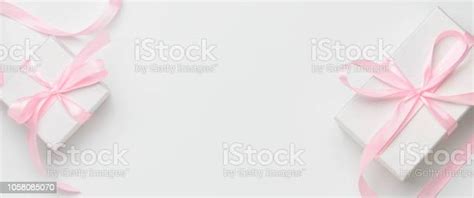 흰색 바탕에 분홍색 리본으로 백색 상자입니다 상위 뷰 복사 공간 배너 0명에 대한 스톡 사진 및 기타 이미지 0명 3월 8 Istock
