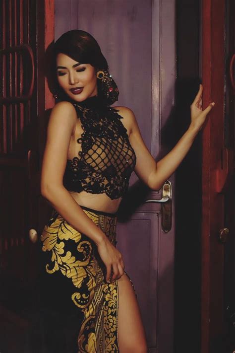 Transpormasi Kebaya Pakaian Tradisional Yang Semakin Modern Elegan Seksi Dan Juga Hot