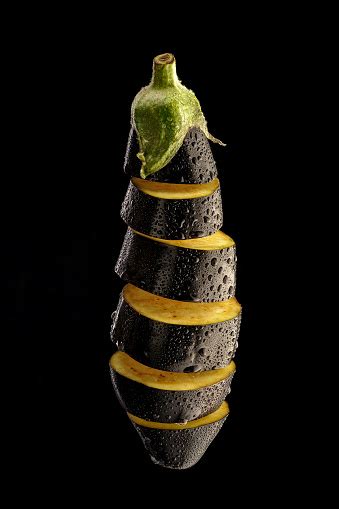 잘 익은 가지는 조각으로 자르고 검은 색 배경에 고립 된 공기로 던져 검정색 배경에 대한 스톡 사진 및 기타 이미지 검정색 배경 과일 날기 Istock