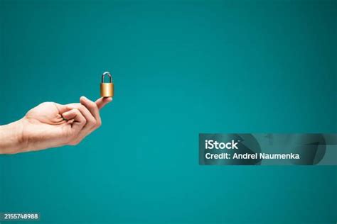 한 남자의 손이 파란 바탕에 자물쇠를 들고 있다 보호 및 신뢰성의 개념으로서의 잠금 가상현실에 대한 스톡 사진 및 기타 이미지