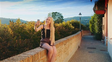 아름다운 자연 경관 앞에서 스마트 폰에서 셀카를 만드는 예쁜 여자 거리에 대한 스톡 사진 및 기타 이미지 거리 귀여운 금발 머리 Istock