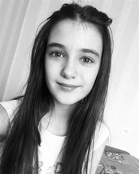 Pin Van 志远 李 Op Kristina Pakarina