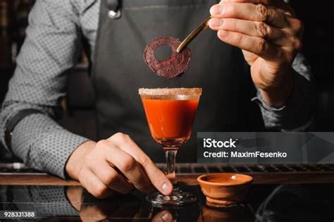 바텐더 칵테일 유리 장식 소금 사탕 빨간 알콜 음료도 가득 가득 찬에 대한 스톡 사진 및 기타 이미지 가득 찬 나이트클럽 남자 Istock