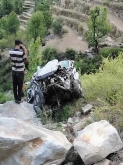 चंबा जोत मार्ग पर कार खाई में गिरी चालक की मौत Car Fell Into A Ditch On Chamba Jot Road