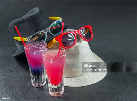 두 가지 색깔의 음료 보라색과 진한 파란색의 조합 분홍색 긴 음료 유리 노란색과 빨간색 선글라스 흰색과 검은 색 모자와 빨간색의 두 번째 조합 0명에 대한 스톡 사진 및
