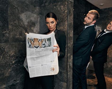 საპირფარეშოში კაცებს ჟურნალით ხელში დაადგა მოდელი ალექსანდრა პაიჭაძე უსექსუალურეს ფოტოსა და