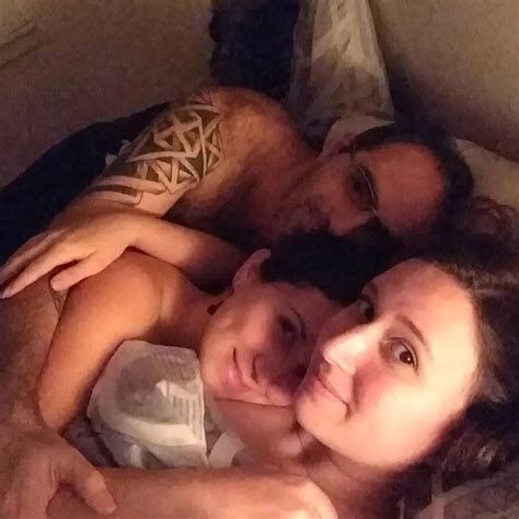 De La Pareja A La Trieja Tienen Una Relaci N De A Tres Y Comparten Casa Sexo Cama Y