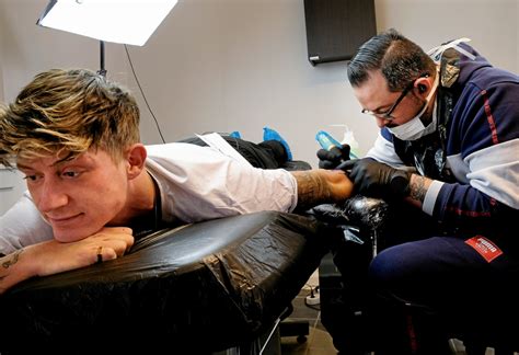 Billedserie Sangeren Bro Var Den Første Hos Tatovøren Sjællandske Nyheder