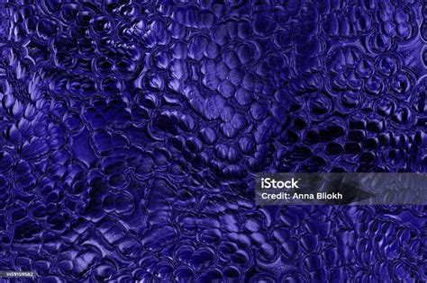 가죽 네이비 블루 울트라 바이올렛 뱀 가죽 악어 뱀 공룡 드래곤 파충류 추상적 판타지 피부 거친 파도 텍스처 빛나는 풀 프레임