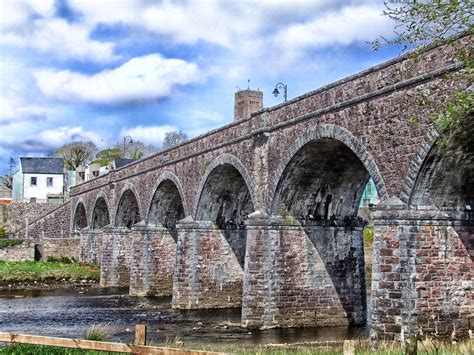 무료 이미지 자연 하늘 다리 강 돌 수송 흐름 경계표 수로 아치형의 외부 Hdr 구름 아일랜드 육교 뉴 포트 아치교 고대 역사 비 건축물