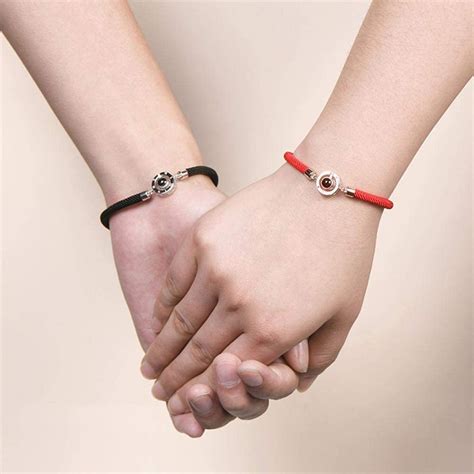 Set 2 Bratari Cuplu Cu Pandantiv Proiectie In 100 De Limbi Te Iubesc