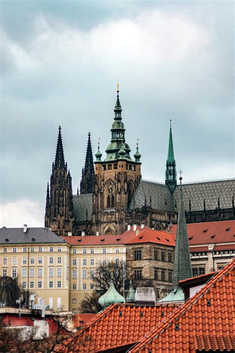 가을 건축 고딕 양식의 건축물 고딕 첨탑 관광 관광 명소 관광 사이트 구름 낀 하늘 구시가지 대도시 도시 도시 풍경 랜드마크 문화 문화 유산 빨간