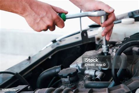 자동차 수리 정비사 차고에서 자동차 엔진에 종사하는 자동차 정비사 수리 서비스 클로즈업 샷 검사 보기에 대한 스톡 사진 및 기타