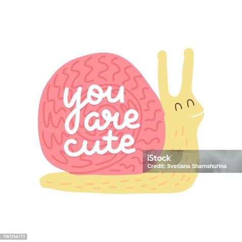 당신은 귀엽다 달팽이 그림으로 따옴표를 레터링 분홍색 달팽이와 평평한 색상 낙서 스타일의 손으로 그린 텍스트와 Cector 카드 가공의 인물에 대한 스톡 벡터 아트 및 기타