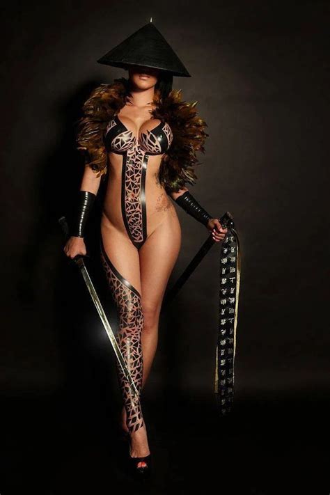 Foto De Katana Wielding Female Monk