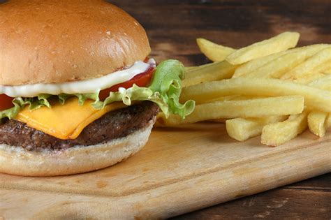 토마토 양파 샐러드와 검은 배경에 고립 된 빵을 곁들인 맛있는 햄버거 샌드위치 0명에 대한 스톡 사진 및 기타 이미지 0명 가루로 빻은 건강하지 못한 생활방식