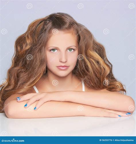 Belle Fille De L Adolescence Photo Stock Image Du Visage Verticale 56253776