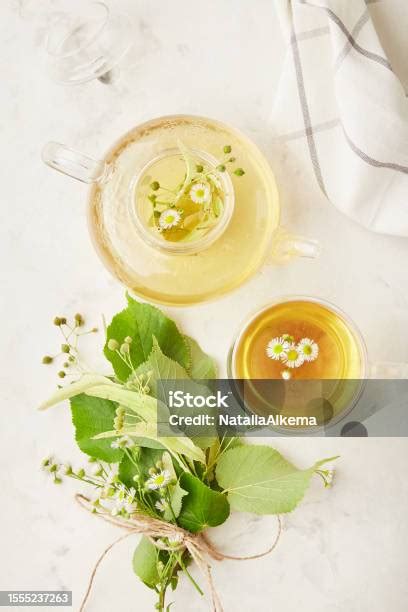 건강한 유기농 허브 린든 카모마일 차 자연스럽고 따뜻한 음료 아늑한 테이블 세팅 가을에 대한 스톡 사진 및 기타 이미지 가을 건강관리와 의술 건강한 생활방식 Istock