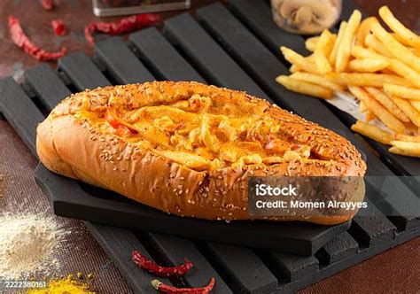 호화스러운 서양식 샌드위치 디럭스 카레 소스를 곁들인 치킨 카레 감자 튀김 0명에 대한 스톡 사진 및 기타 이미지 0명 녹기 닭가슴살 그릴 Istock