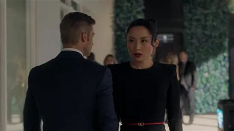 Ceinture Rouge Avec Logo Valentino Portée Par Francesca Li Jun Li Dans La Garde Robe De La