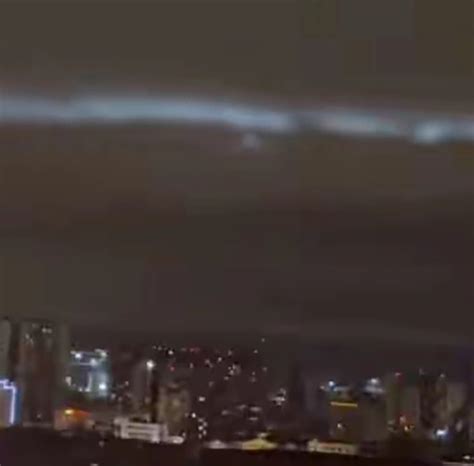 成都夜空再现ufo？长尾巴的绿光划过天际，瞬间消失。 Ufo中文网