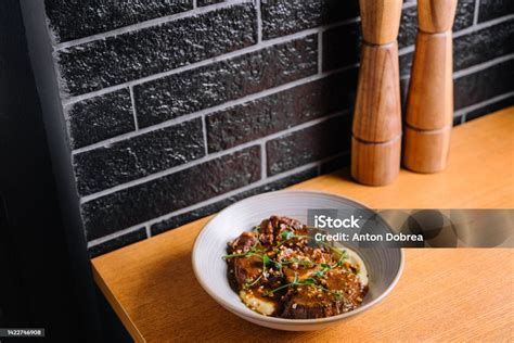 으깬 감자와 함께 갈색 소스에 전통적인 독일 찐 송아지 고기 뺨 갈색에 대한 스톡 사진 및 기타 이미지 갈색 감자 요리